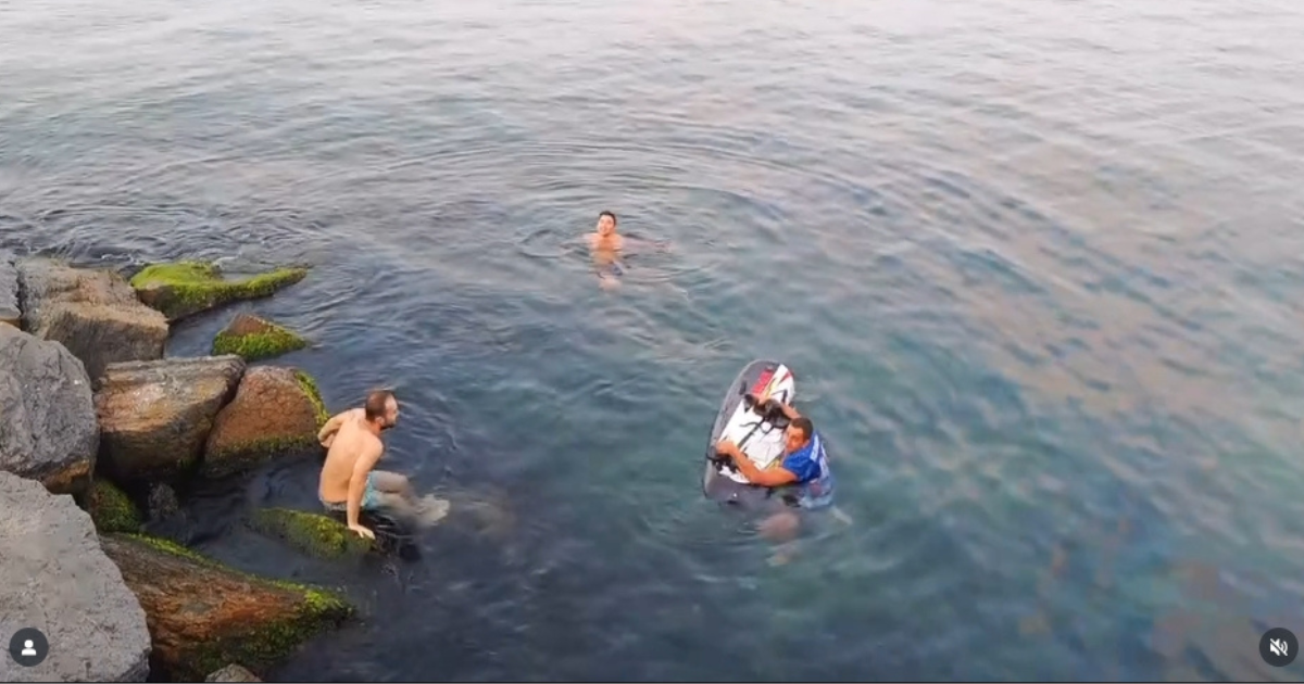 What to Do If Your Surfboard Flips Over While Surfing？ – KOOTUBIKE